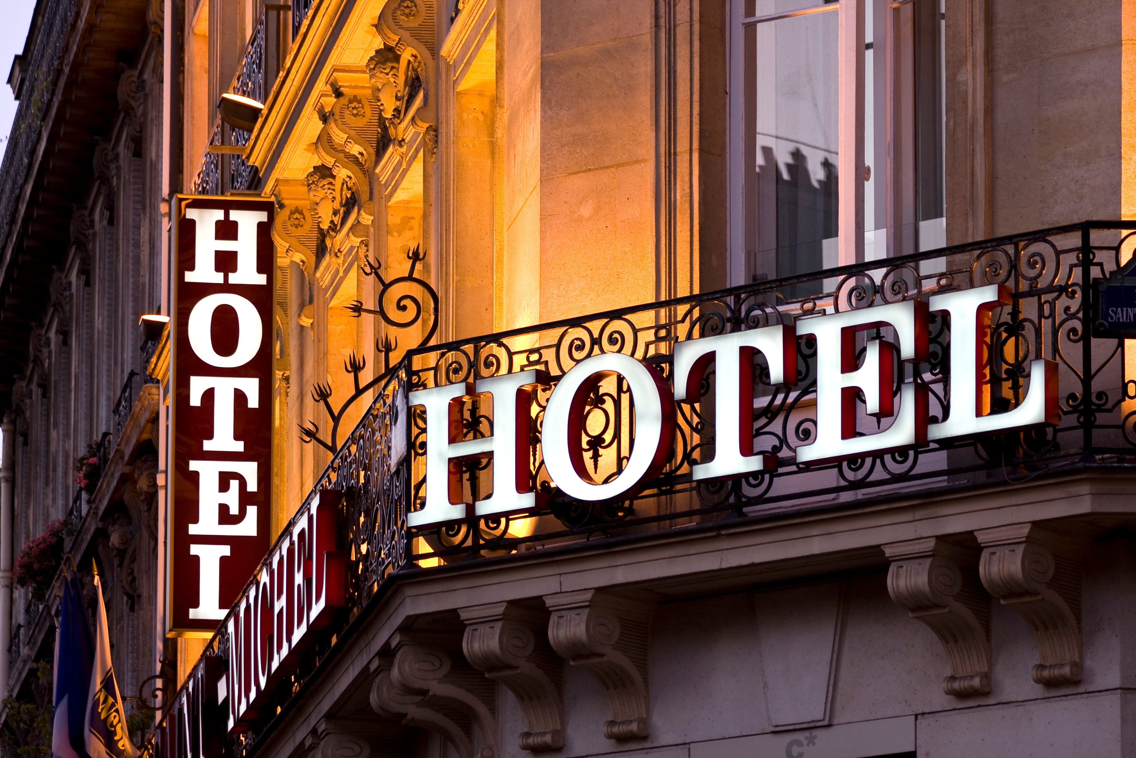 The Essential Guide to Hotel and Motel Signs: Types and Their Importan ...